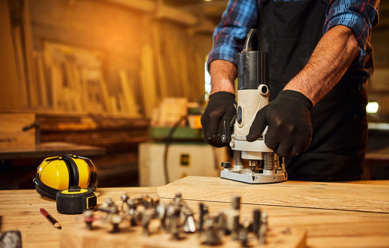 Co to jest frezowanie i na czym polega frezowanie drewna? - Suraz